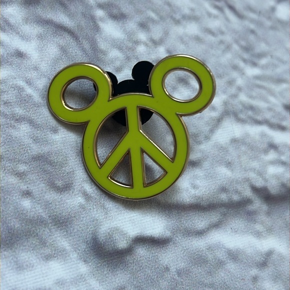 Disney | Jewelry | Disney Green Peace Sign Mickey Head Trading Pin ...